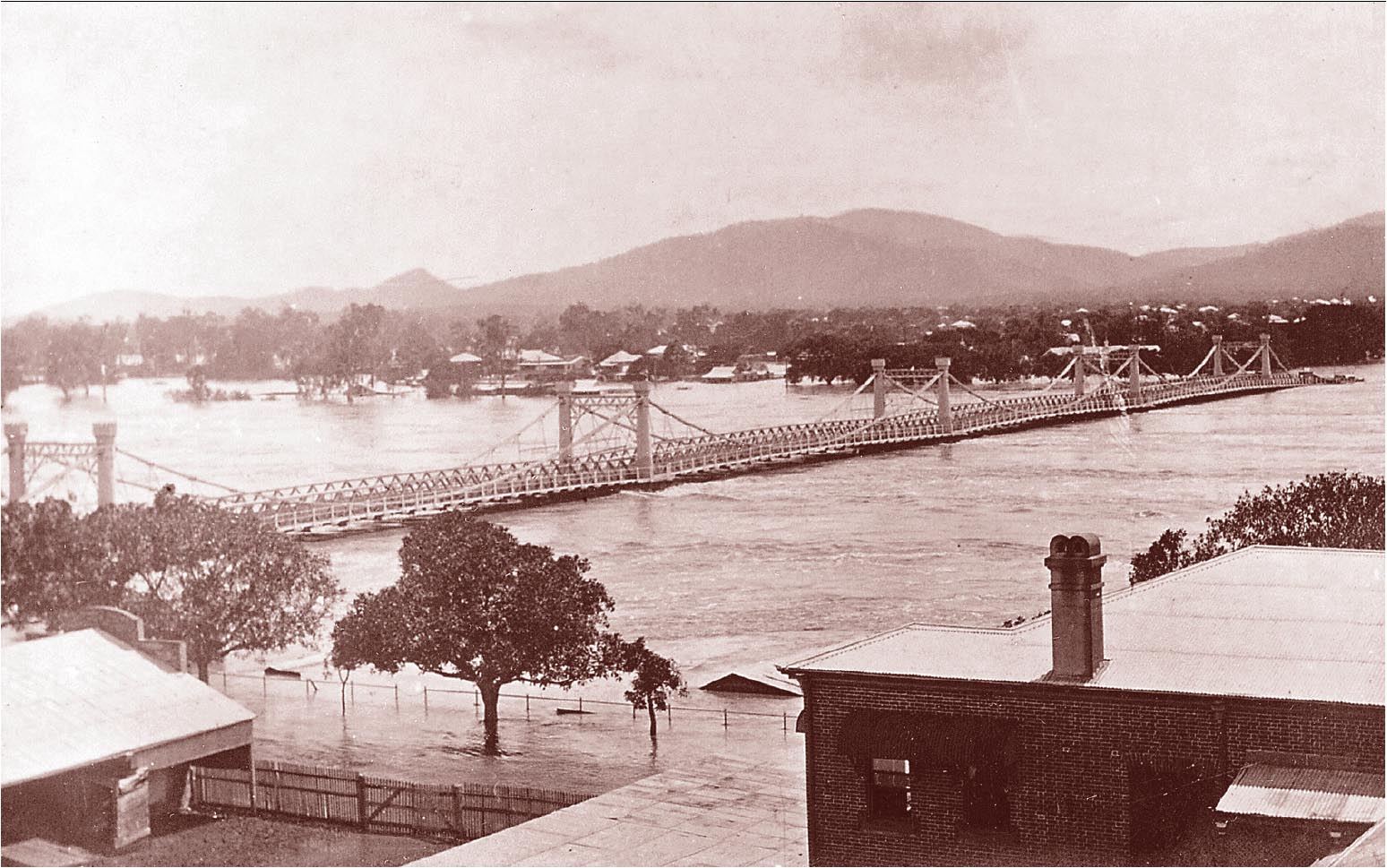Fitzroy River Bridge in flood, 1918 | Queensland Historical Atlas